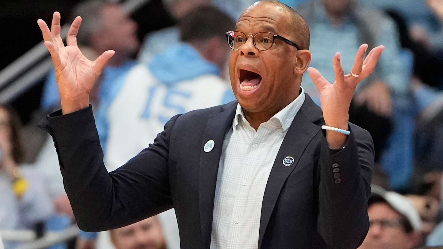 UNC Basketball: Hubert Davis Explains Wardrobe Choice This Season ...