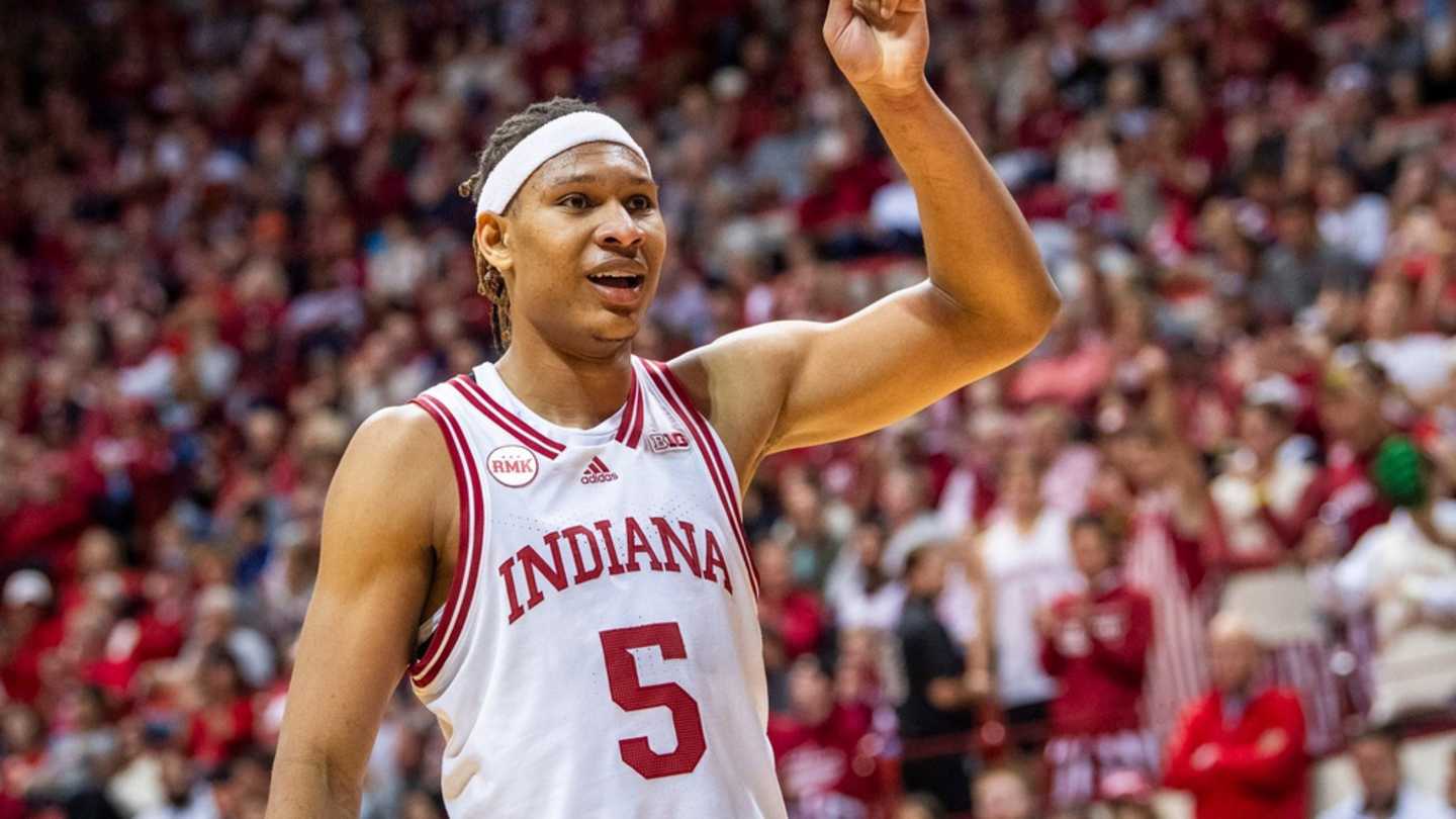 WATCH: Malik Reneau Ends 15-Point First Half With Strong Finish ...