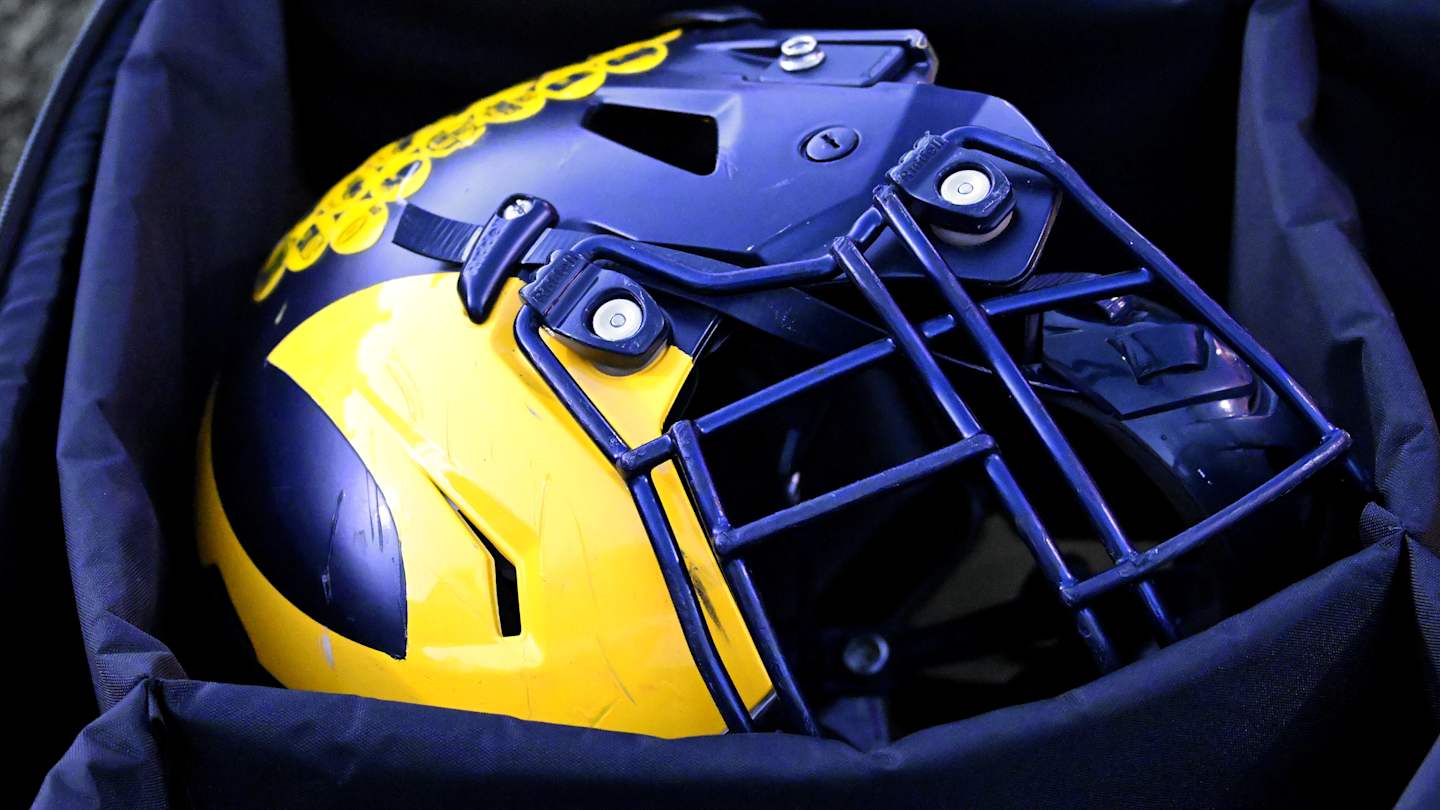 Michigan football RG Zak Zinter has surgery - Sports Illustrated ...