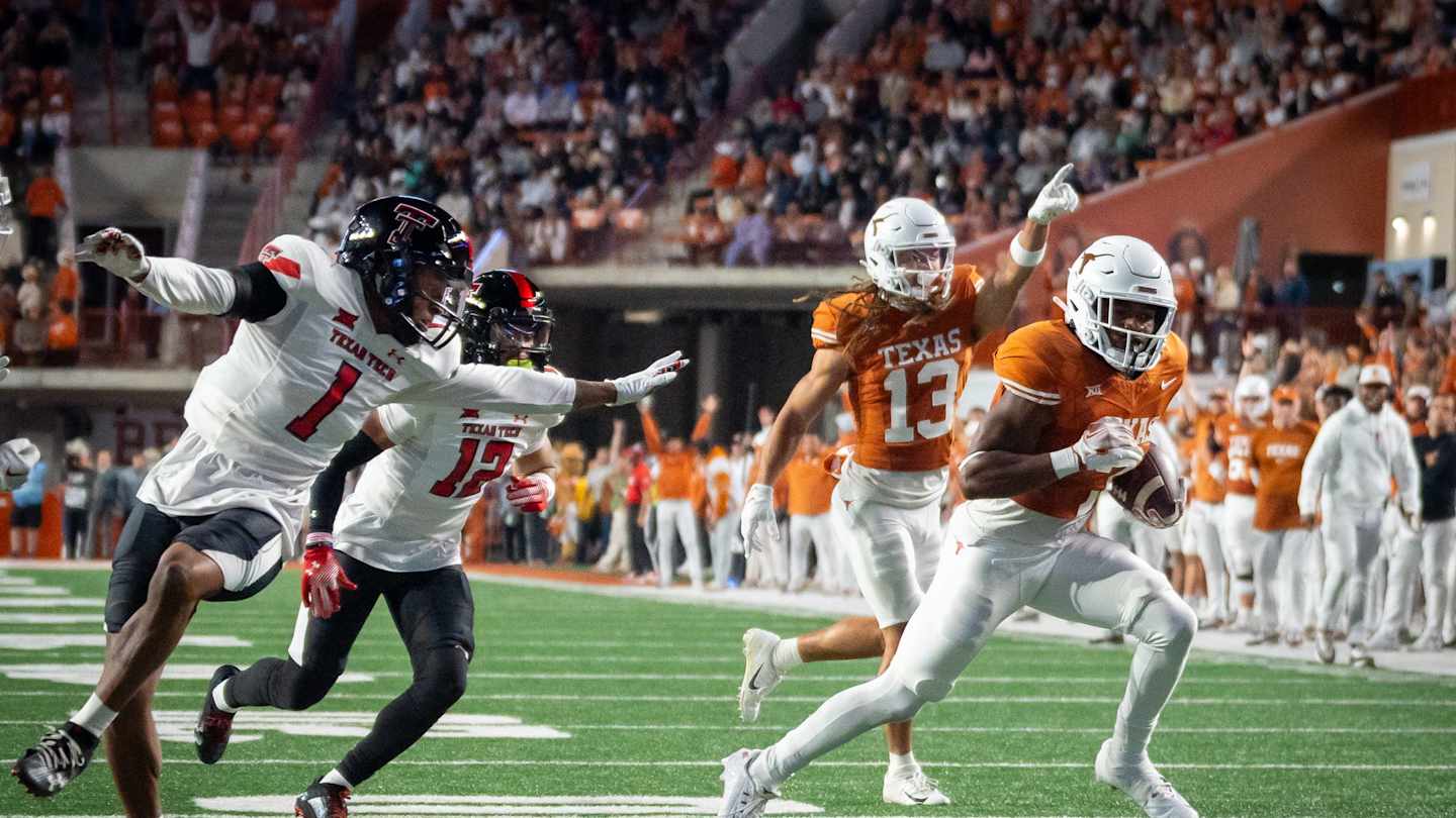 WATCH: Texas Longhorns RB Keilan Robinson Returns Kick For An Electric ...