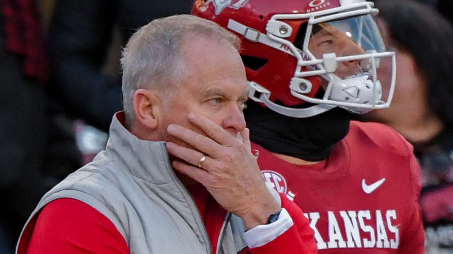 Razorbacks letting Bobby Petrino's return twist while raising money ...