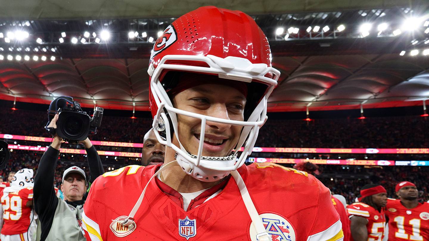Chiefs’ Patrick Mahomes Excited to Play at ‘Hostile’ Lambeau Field for ...