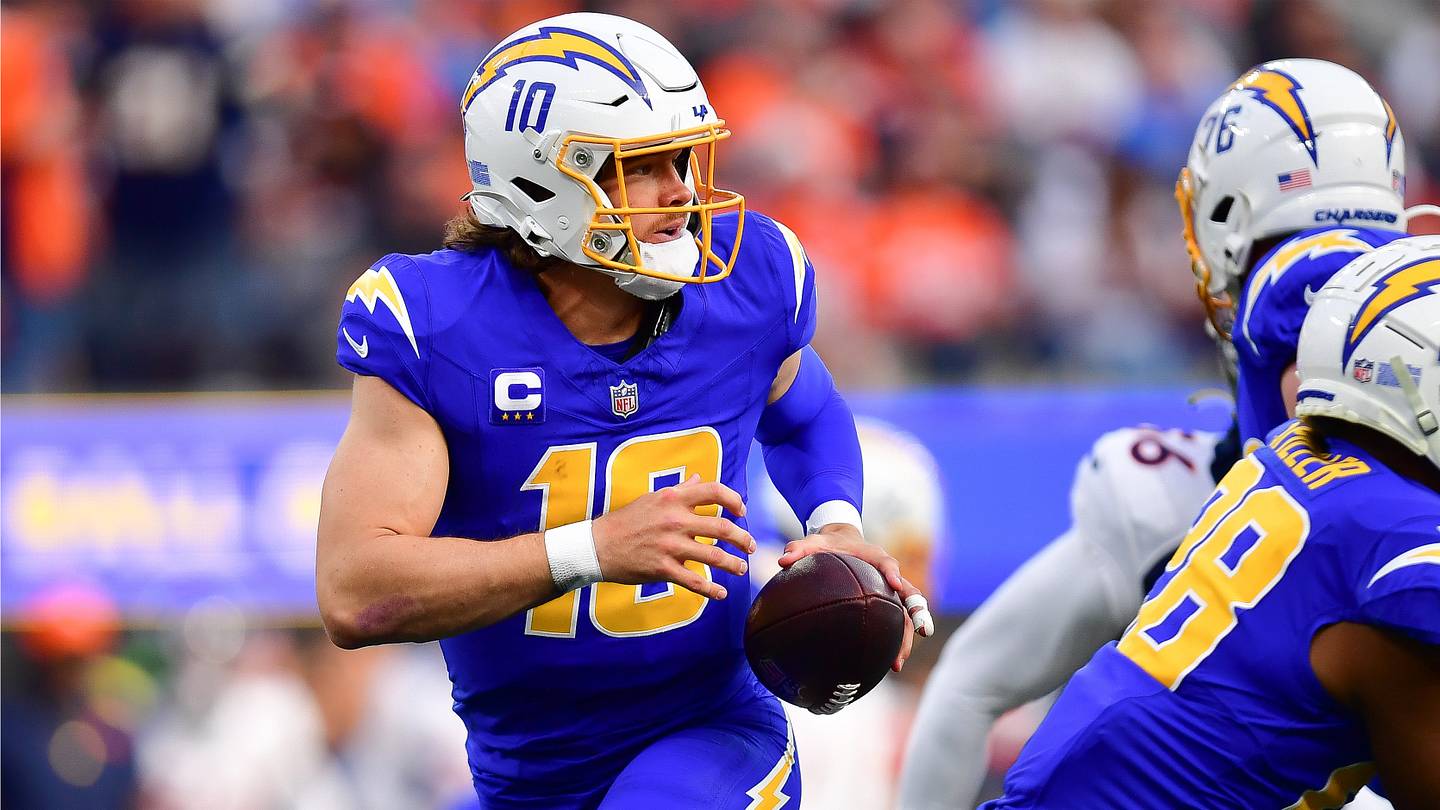 Oregon Football: Chargers QB Justin Herbert Suffers Fractured Index ...