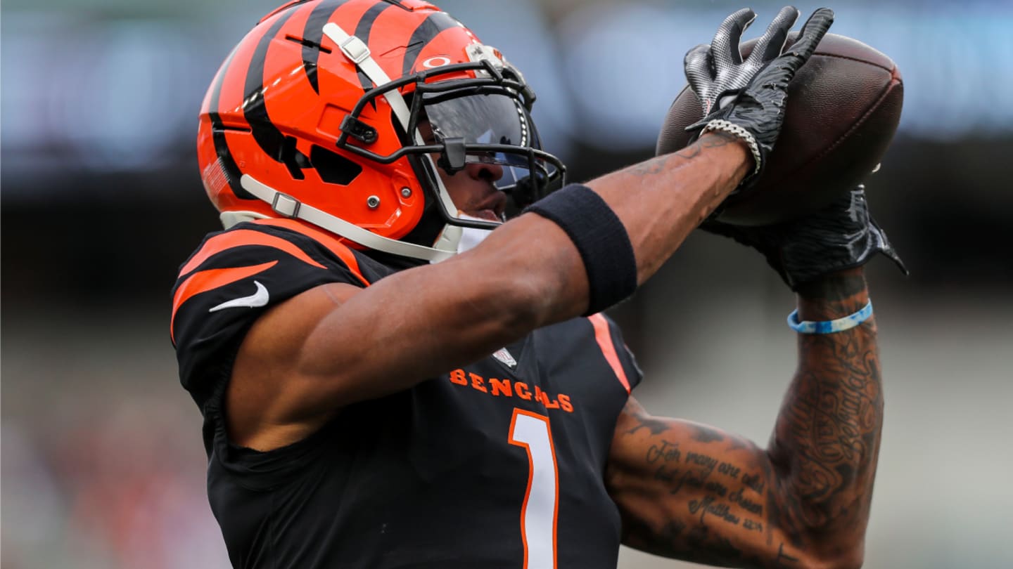 Ja’Marr Chase’s Day Ends With Bengals in Street Clothes After Injury ...