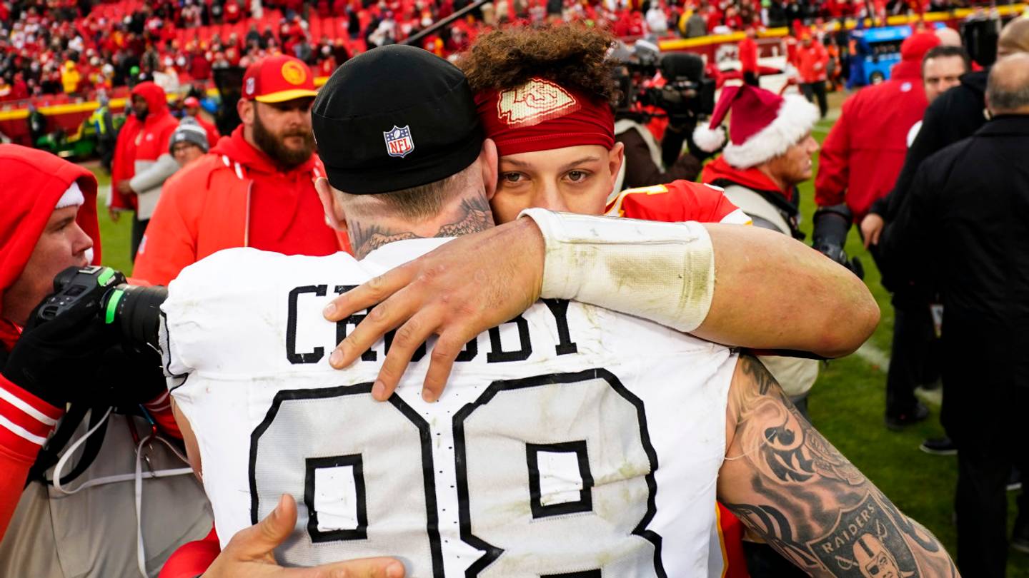 Patrick Mahomes Shared Classy Postgame Moment With Maxx Crosby After ...