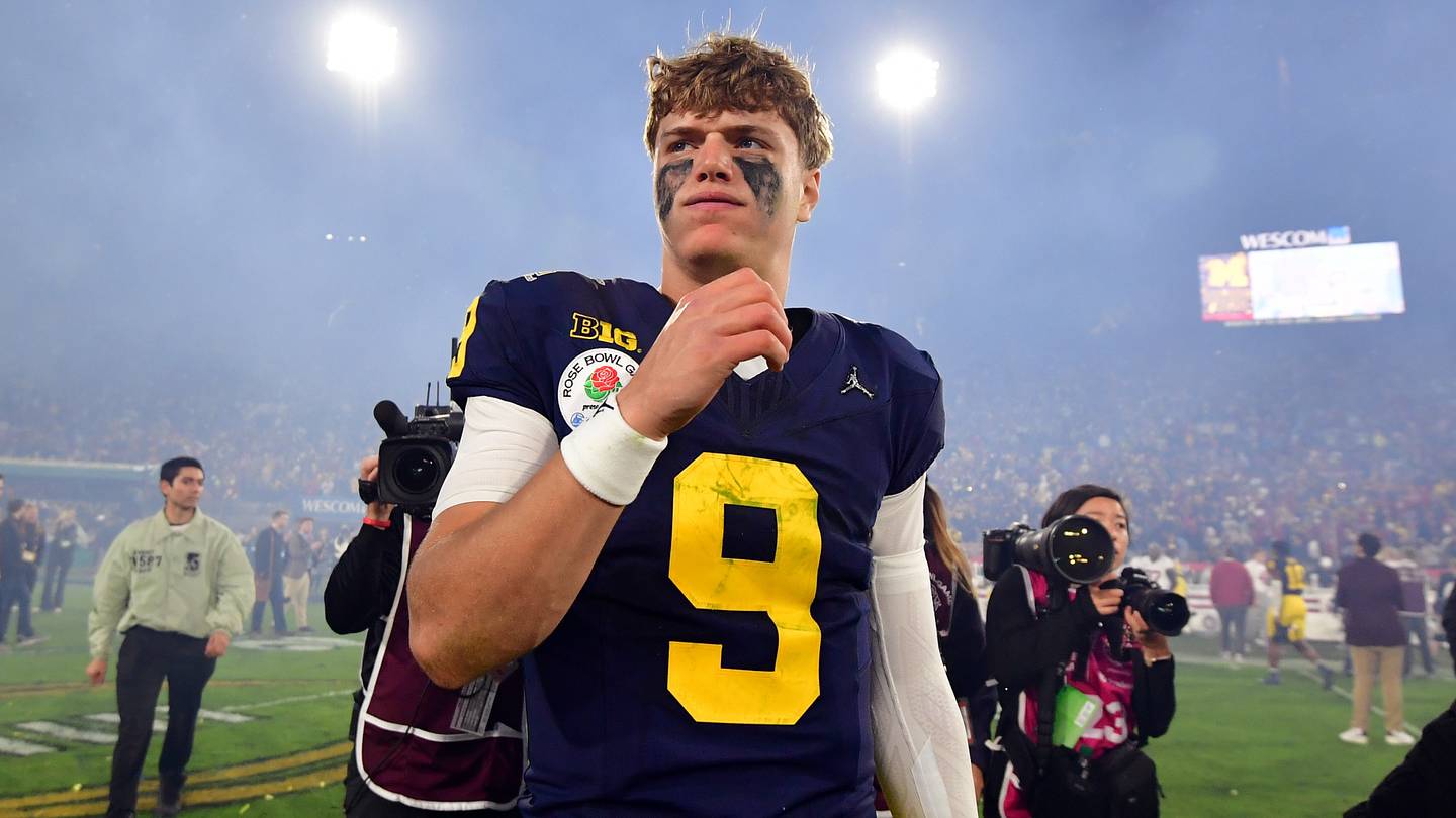 Michigan Fans Chant ‘One More Year’ at QB J.J. McCarthy As Team Returns ...
