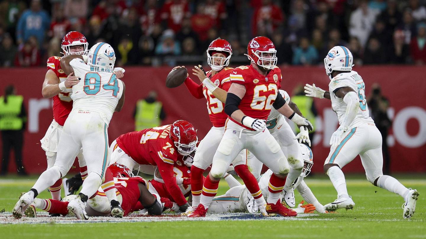 Chiefs-Dolphins Exclusively Streaming on Peacock Still Has NFL Fans Up ...