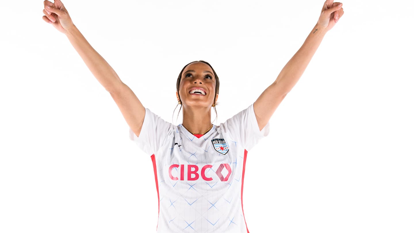 Mallory Swanson Signs Record Deal To Stay in Chicago With Cubs ...