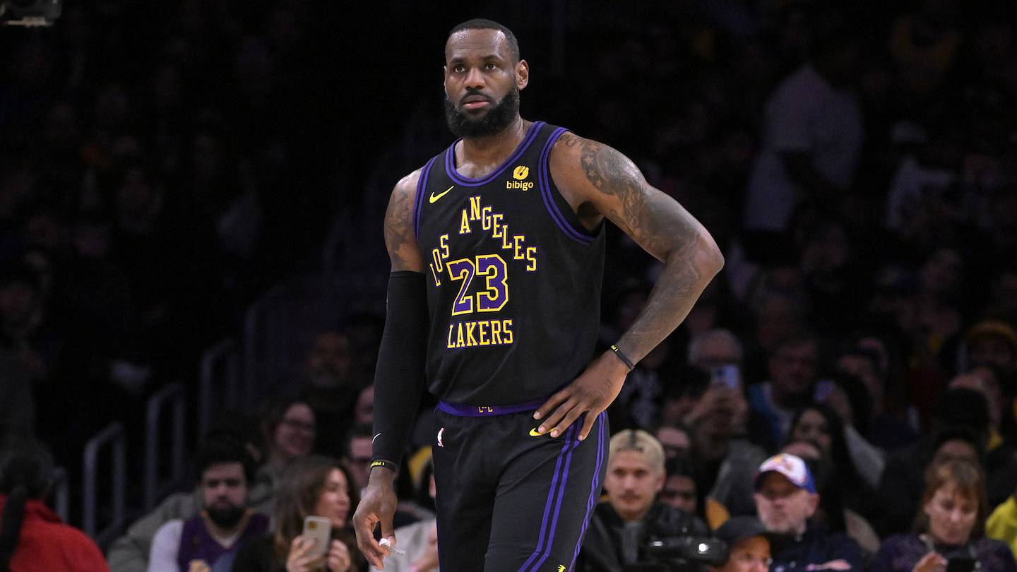 LeBron James Had to Push Unruly Fan Away After He Walked Up to Lakers ...