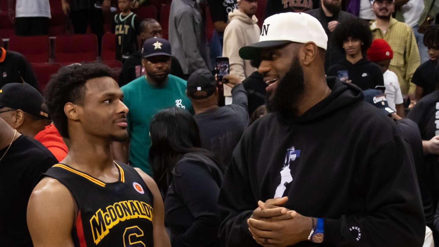 LeBron James Giddily Rushes Into Locker Room Post-Lakers Win to Watch ...