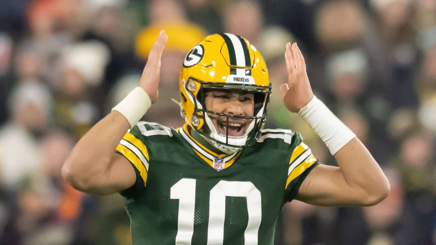 NFL World Is Split on Controversial Spot on Packers’ Failed Tush Push ...