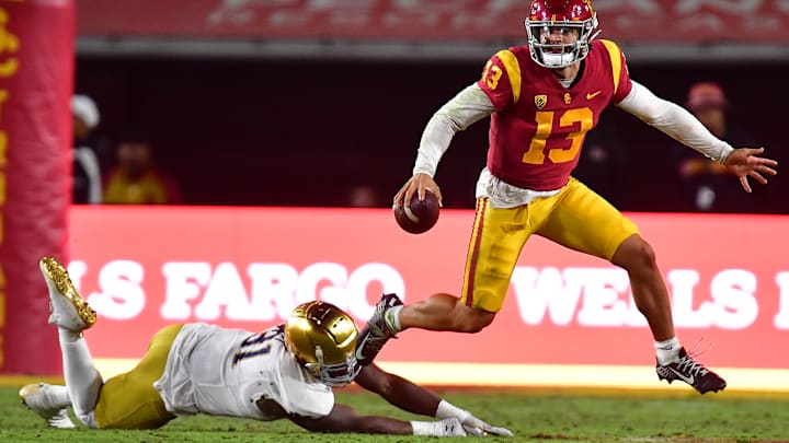 Look: Caleb Williams strikes Heisman Trophy pose in first half of USC's ...