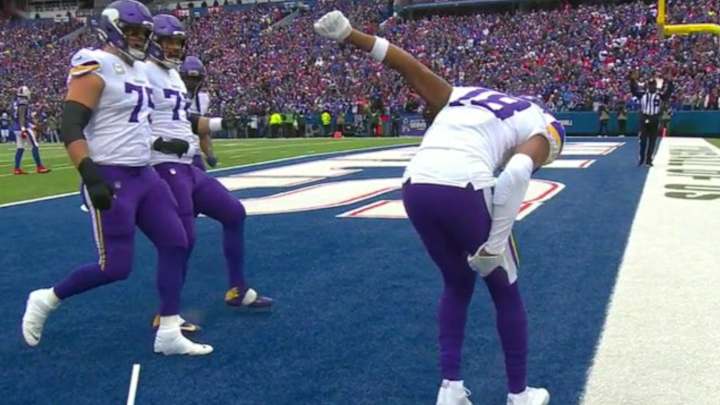 Justin Jefferson fakes hamstring injury during touchdown celebration