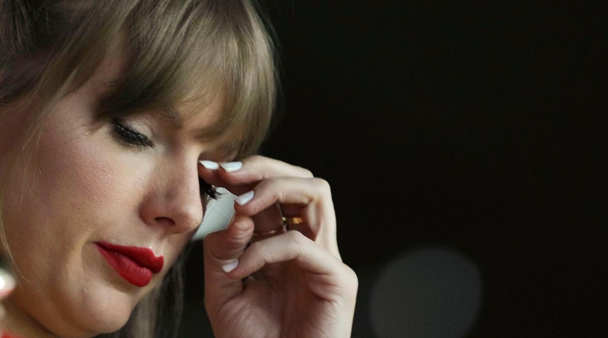 Taylor Swift Donates $100,000 to Family of Woman Killed in Shooting at ...