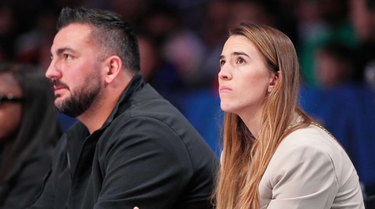 Photo of Oregon Ducks Mascot Crashing Sabrina Ionescu’s Wedding Is Too Good