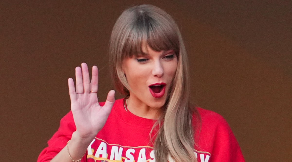 Video Emerges of Travis Kelce’s Reaction to Taylor Swift Singing About ...