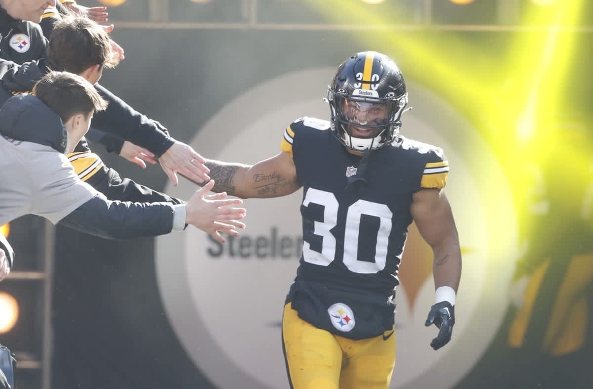 Steelers RB Gifts Game Jersey to Mom