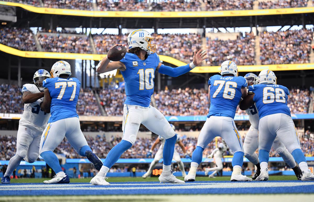 Chargers Injury Report: Justin Herbert's New Finger Splint Explained