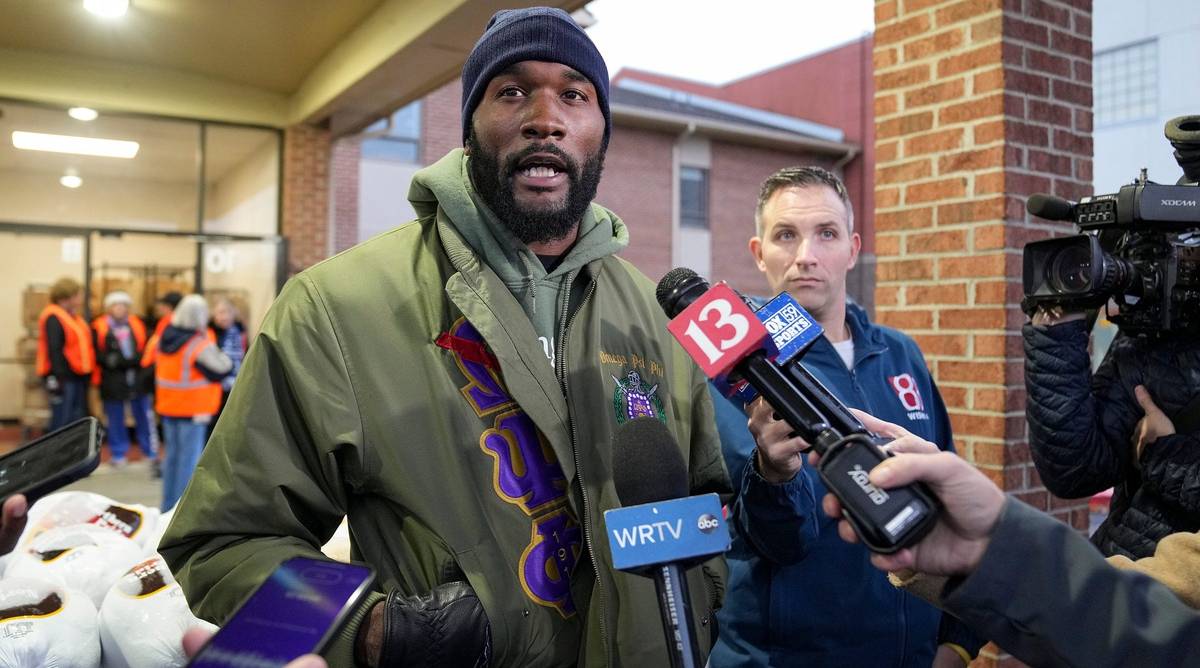 Shaq Leonard Performs Classy Gesture Mere Hours After Being Cut by Colts