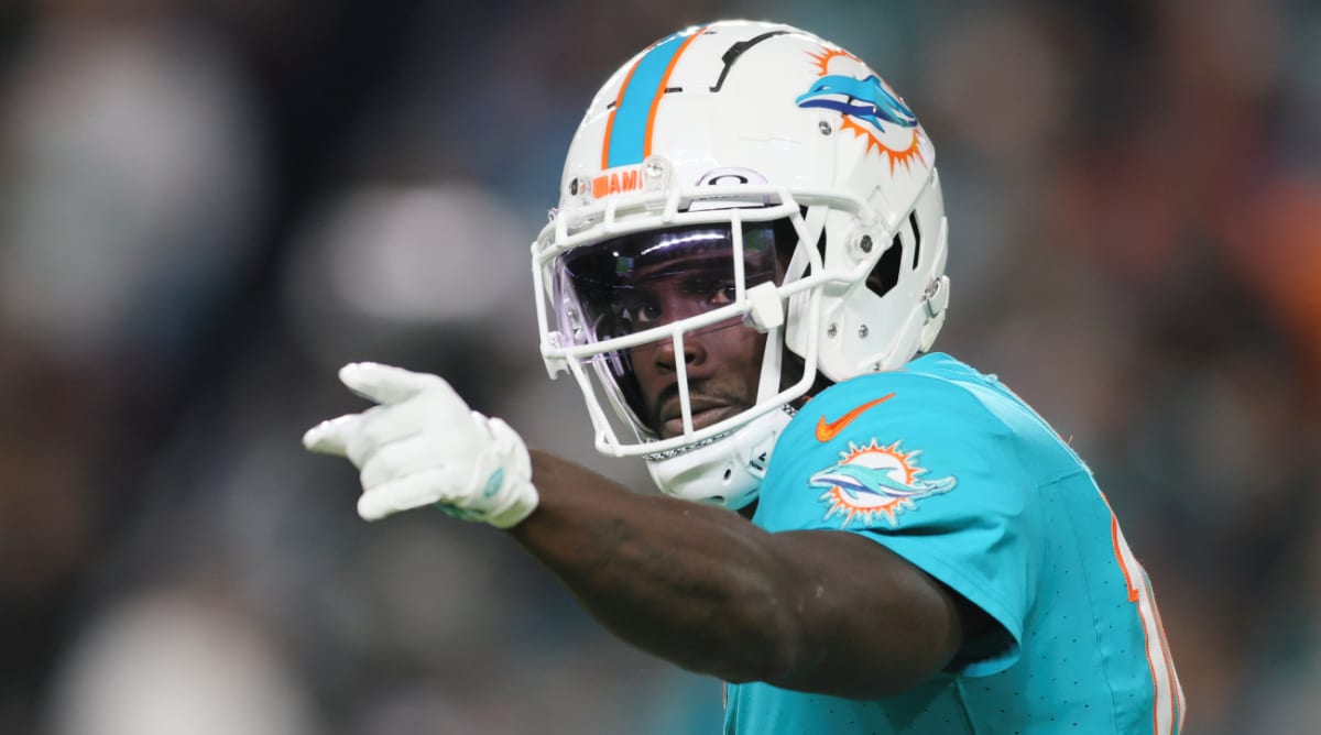 Tyreek Hill Shuts Down Dolphins Fan’s Theory for Offensive Struggles ...