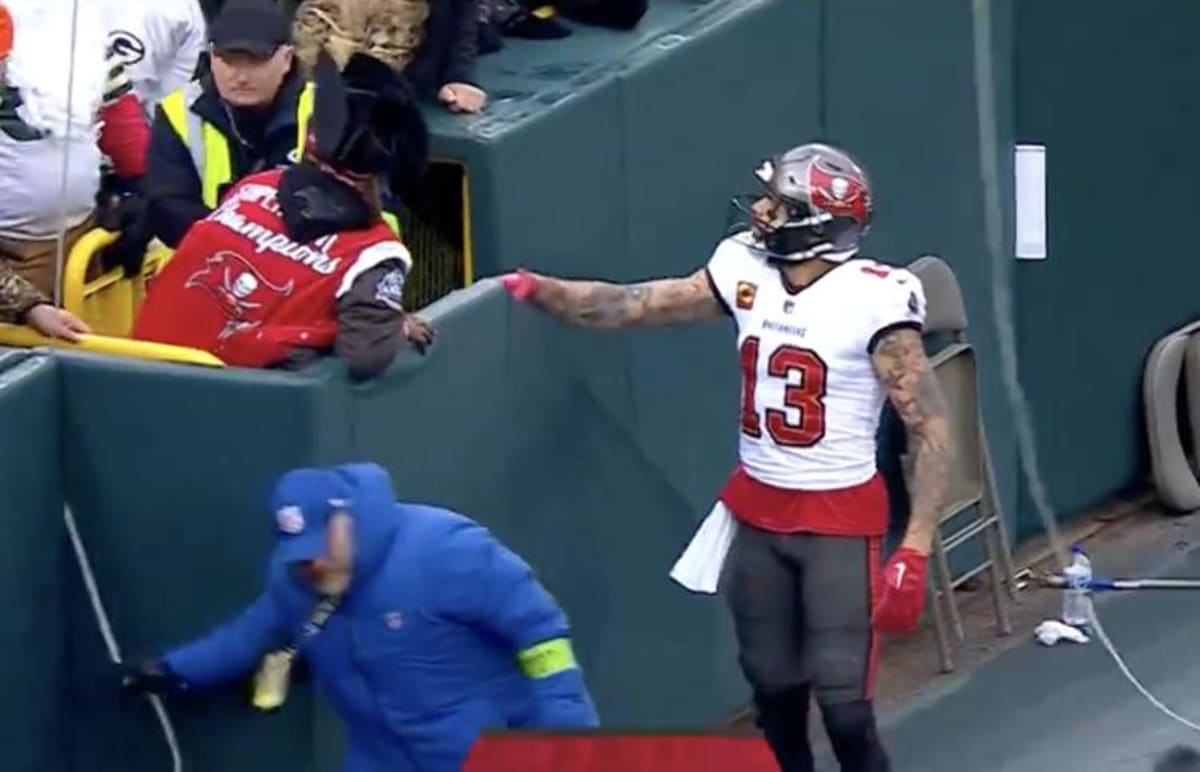 Lambeau Field Security Guard Seemed to Be So Mad After Mike Evans Gave ...