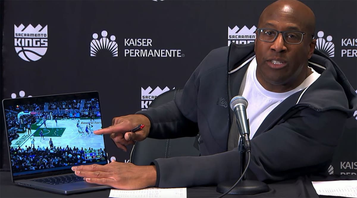 NBA Fines Kings’ Mike Brown for Using Laptop to Criticize Officiating After Loss | WKKY Country ...