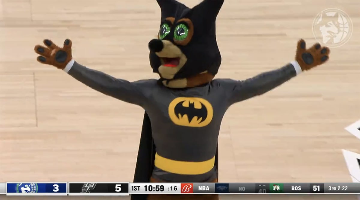 Spurs Mascot Successfully Catches Bat on the Court, Earns Dap From ...