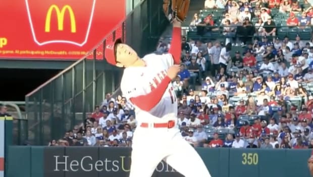 Shohei Ohtani Made Such a Dramatic Catch on a Routine Play and MLB Fans Loved It | WKKY Country ...