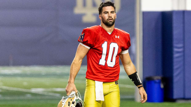 College Football World Astonished by Notre Dame Quarterback’s Bizarre ...