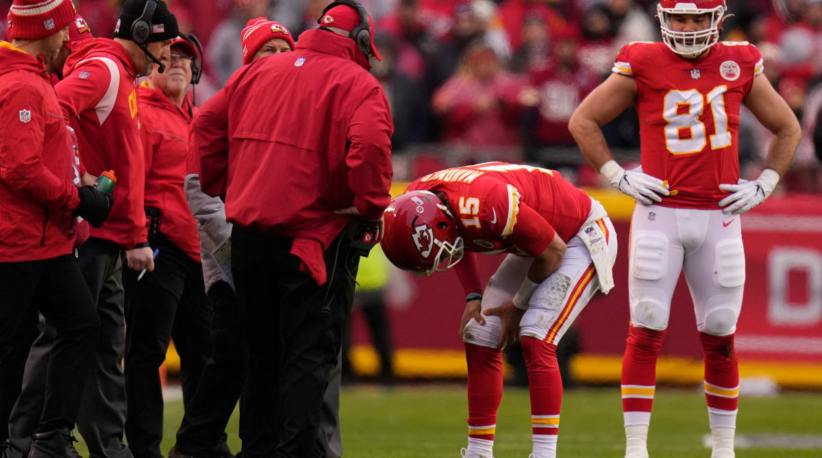 Patrick Mahomes Heads to Locker Room With Ankle Injury | WKKY Country 104.7