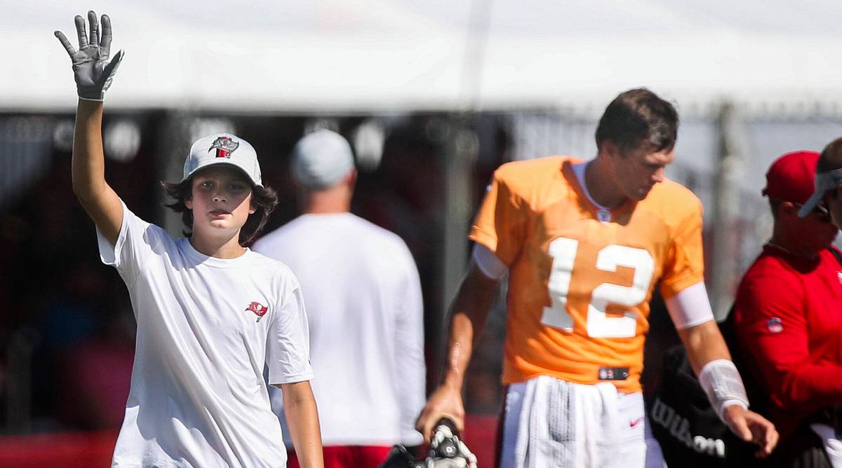Photo of Tom Brady’s Son Towering Over Edelman Goes Viral | WKKY ...