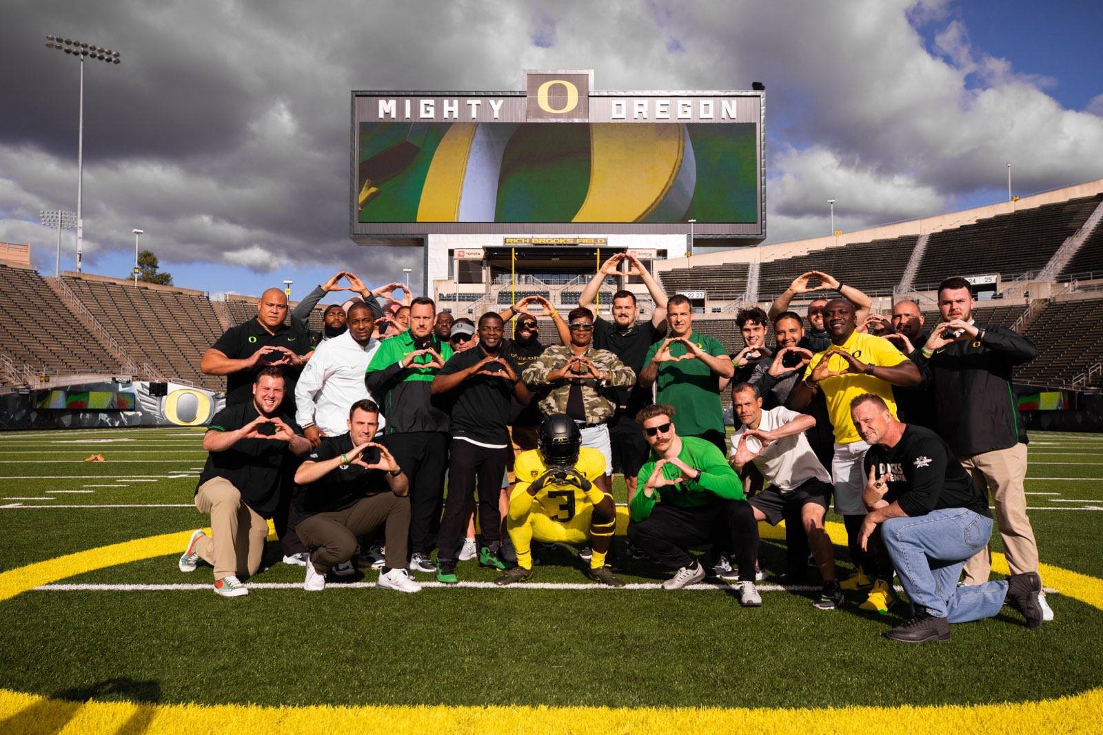 Linebacker Jaylen Sneed Details Official Visit With Oregon Ducks ...