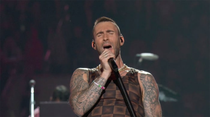 Adam Levine shirtless: Maroon 5 lead takes off shirt at Super Bowl ...