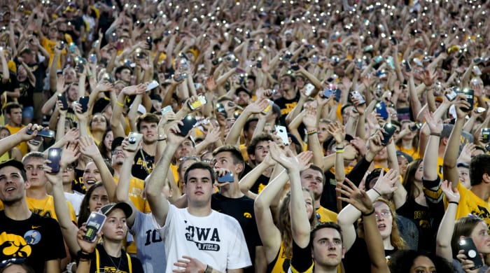 Iowa Wave: Fans light up Kinnick Stadium at night (Video) - Sports ...