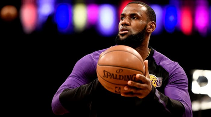 LeBron James James take selfie with fan after Lakers' loss (Video ...