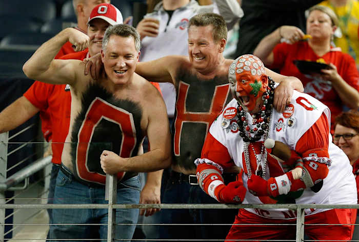 Hot Clicks: Oregon and Ohio State Superfans Invade Arlington - Sports ...