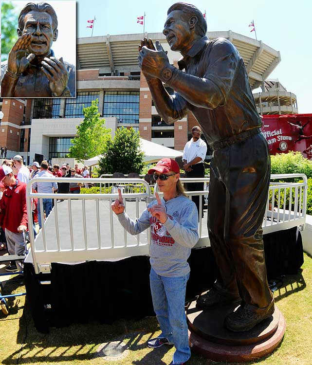 Baltimore Ravens unveil statue of Ray Lewis - Sports Illustrated