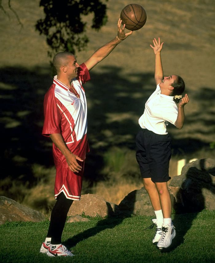 Monday P.M. Hot Clicks: Kidd's bold move, Man puts on pants with no ...