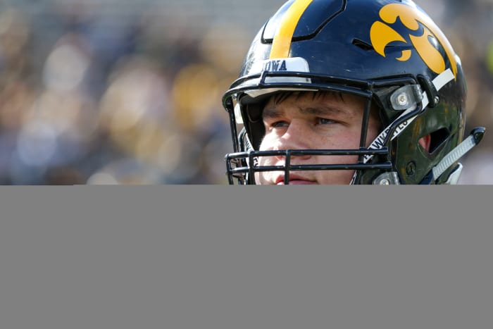 Tyler Linderbaum B1G O-Lineman of Year - Sports Illustrated Iowa ...