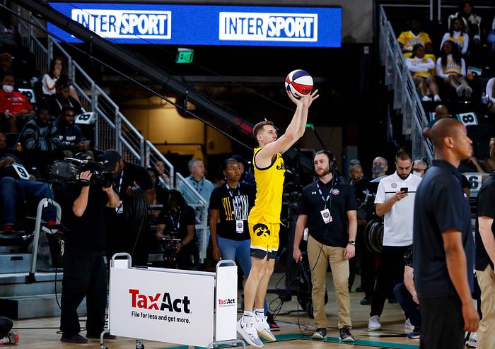 Jordan Bohannon Wins 3-Point Contest - Sports Illustrated Iowa Hawkeyes ...