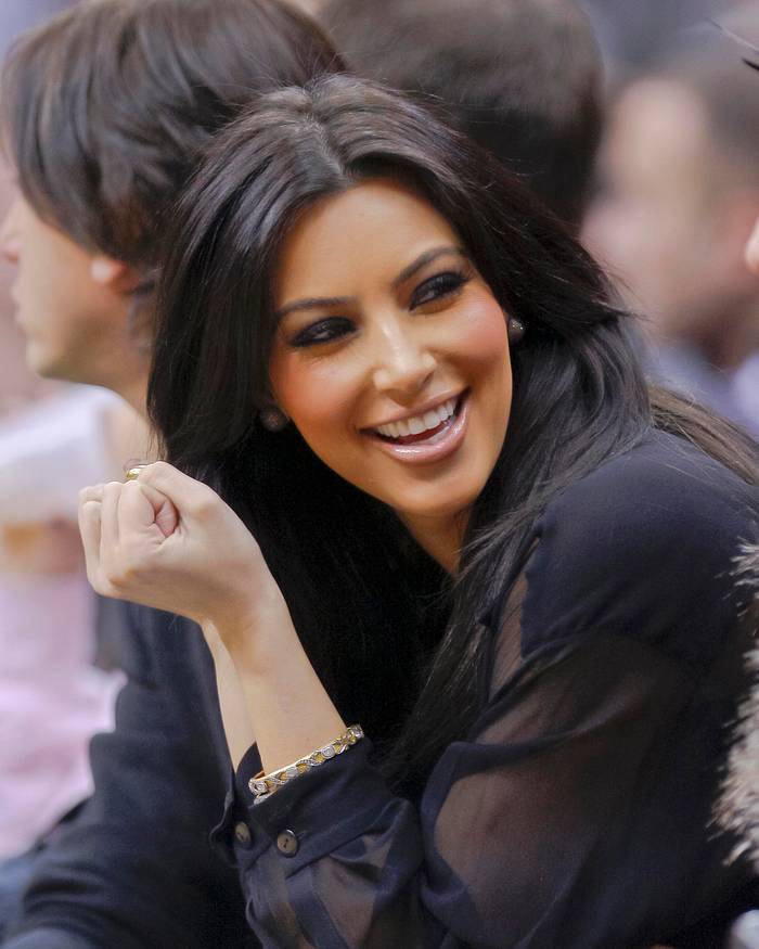 Kim Kardashian Shares Her Sports Illustrated Swimsuit Cover on ...