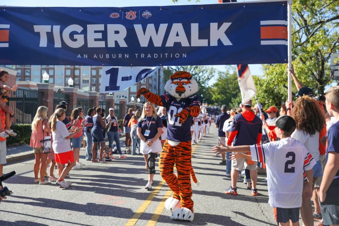 PHOTOS: The best scenes from Tiger Walk before the Missouri game ...