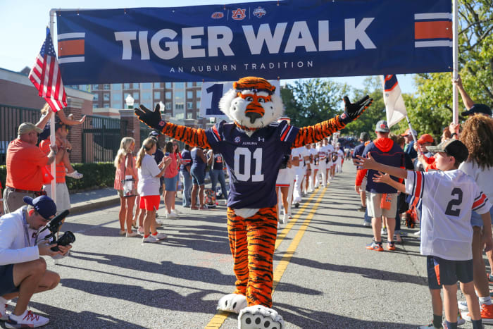 PHOTOS: The best scenes from Tiger Walk before the Missouri game ...
