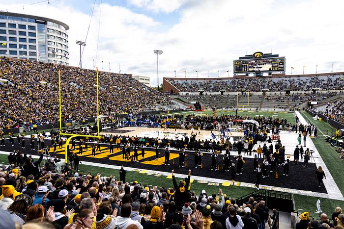 Kinnick Crossover Sets Attendance Mark - Sports Illustrated Iowa ...