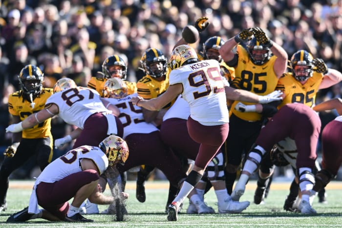 Gophers win in Iowa for first time since 1999 as controversial call ...