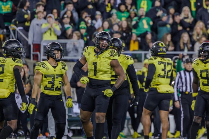 Oregon Football Defensive End Jordan Burch Returning for Senior Season ...