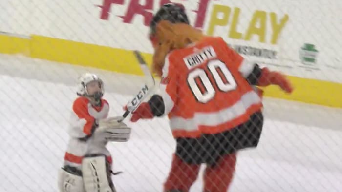 Video: Flyers mascot Gritty fights kid at game vs Leafs - Sports ...