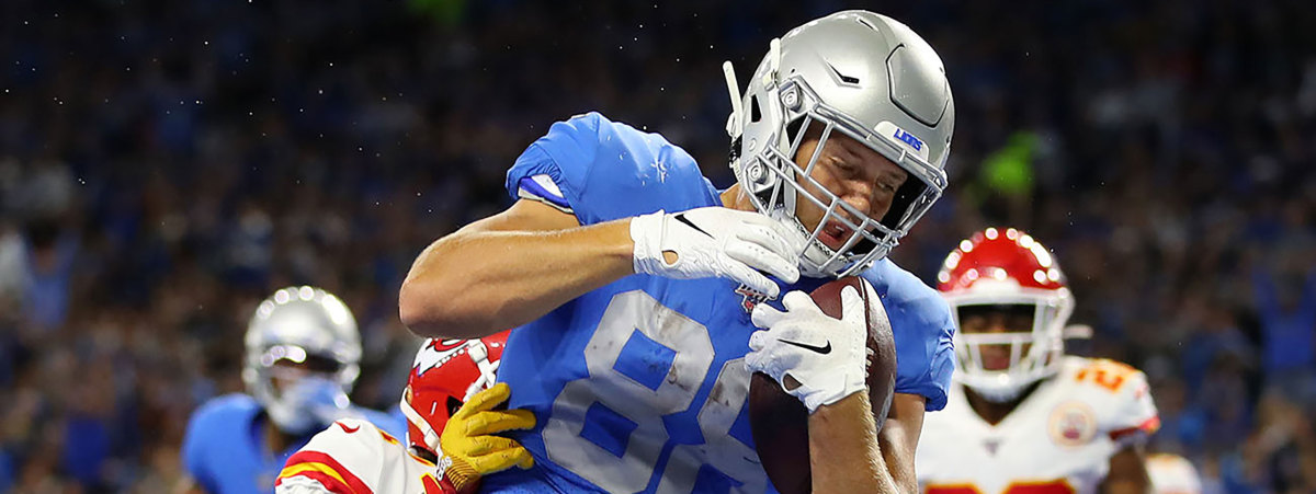 Lions' TJ Hockenson carted off after falling on head, out vs Chiefs ...