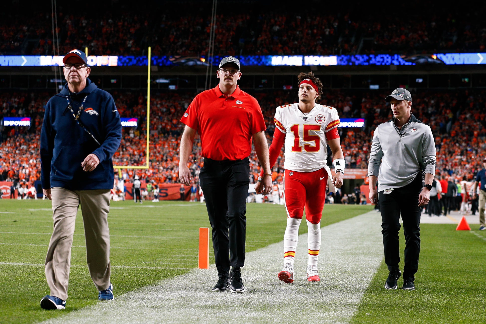 Chiefs QB Patrick Mahomes Exits With Right Knee Injury - Sports Illustrated Kansas City Chiefs ...