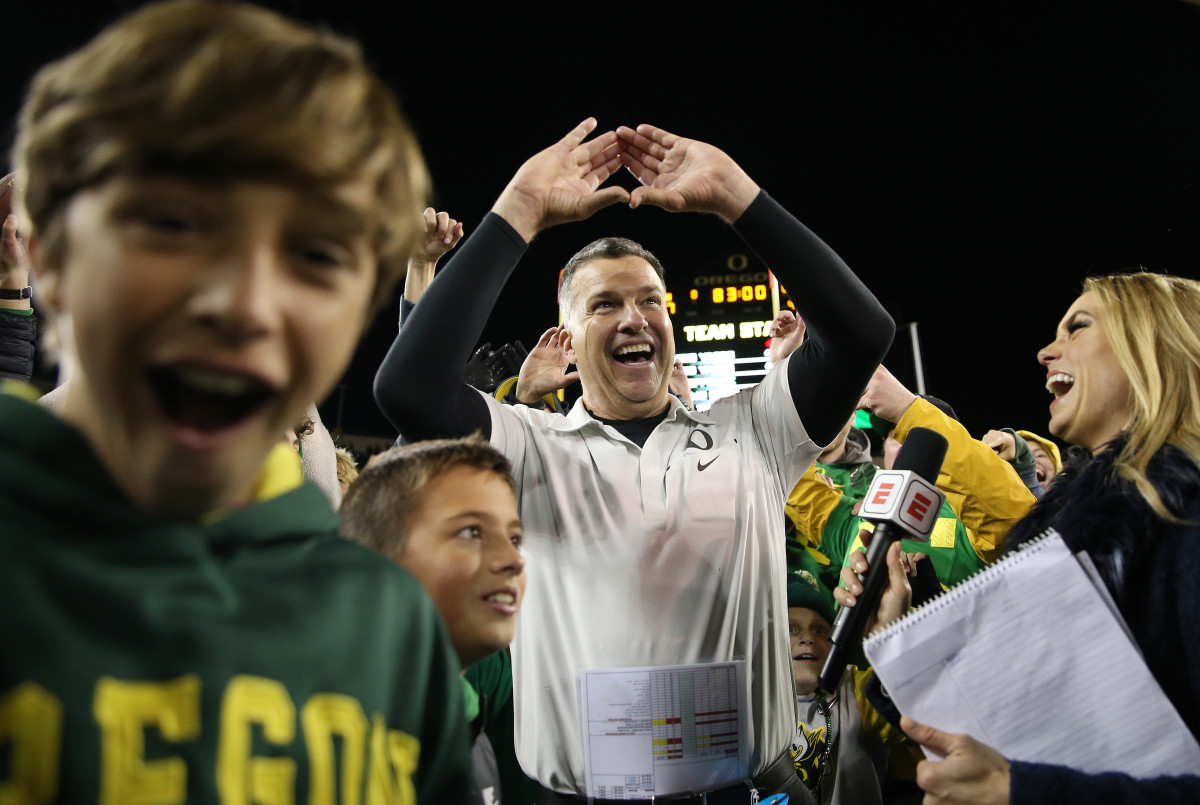 No. 7 Oregon Ducks Move into Top 10 in AP Poll - Sports Illustrated ...